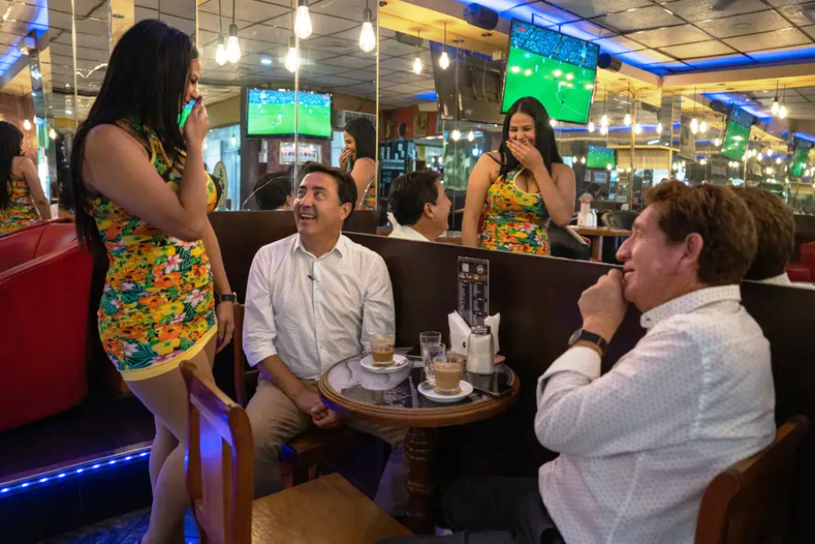 Chile: ‘Café con piernas’ y la anticuada cultura del café subido de ...